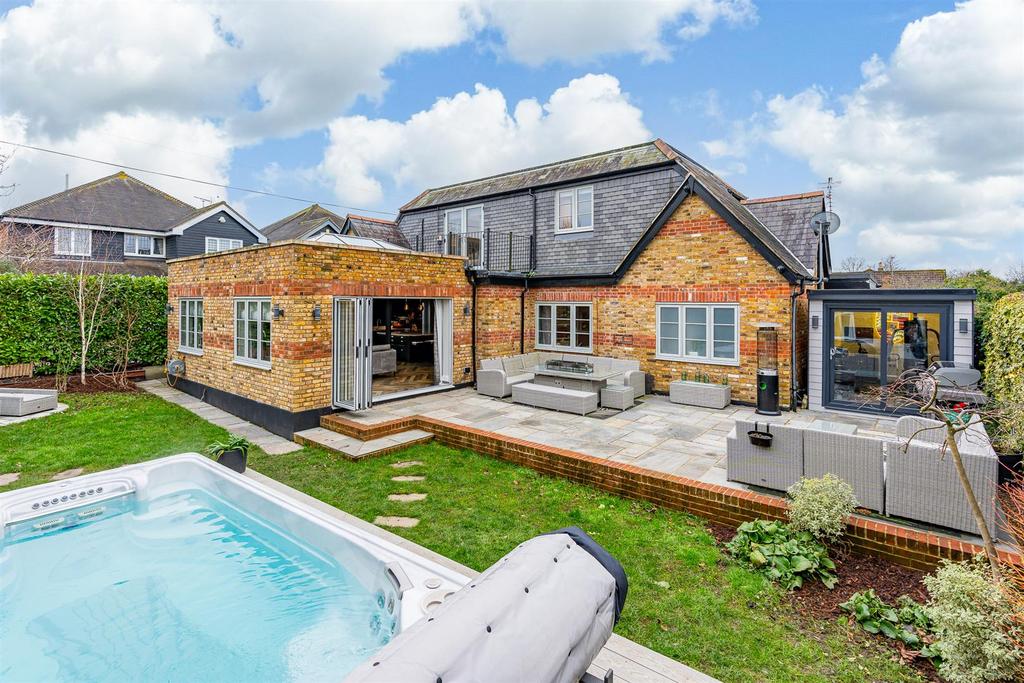 Portland Place, Hertford Heath 4 bed detached house - £1,200,000
