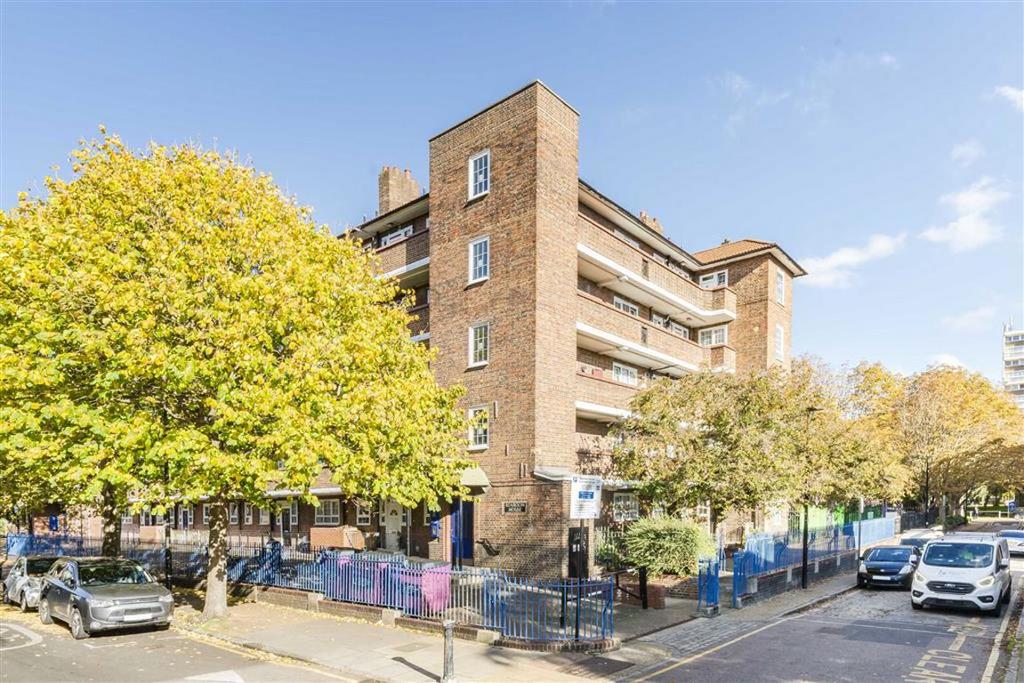 Reardon Street, London E1W 2 bed flat - £1,898 pcm (£438 pw)