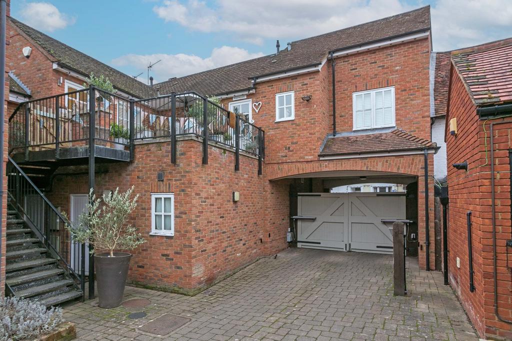 High Street, Cookham SL6 2 bed maisonette - £375,000