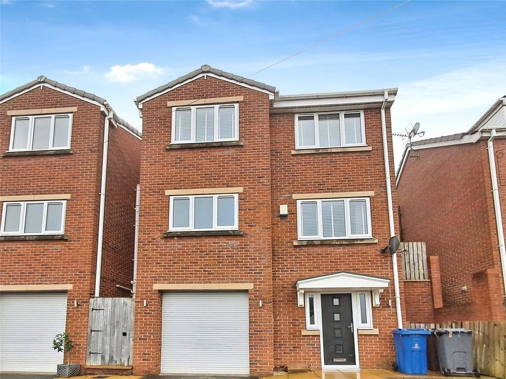 Worsbrough Road, Blacker Hill... 4 bed detached house for sale - £200,000