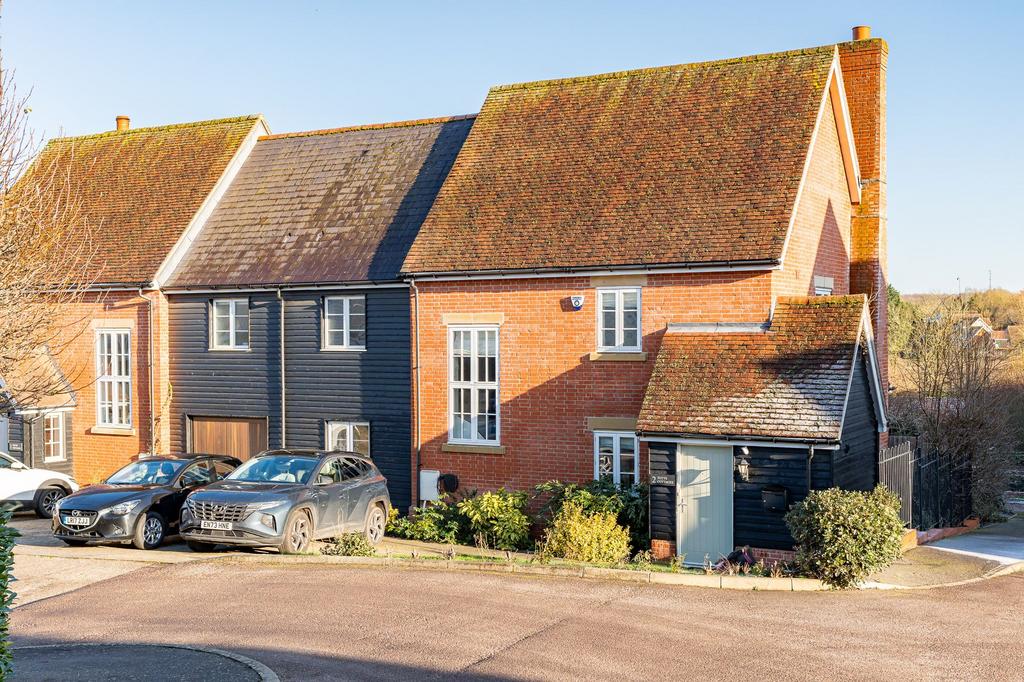 Pound Close, Ware SG11 4 bed semi-detached house - £750,000