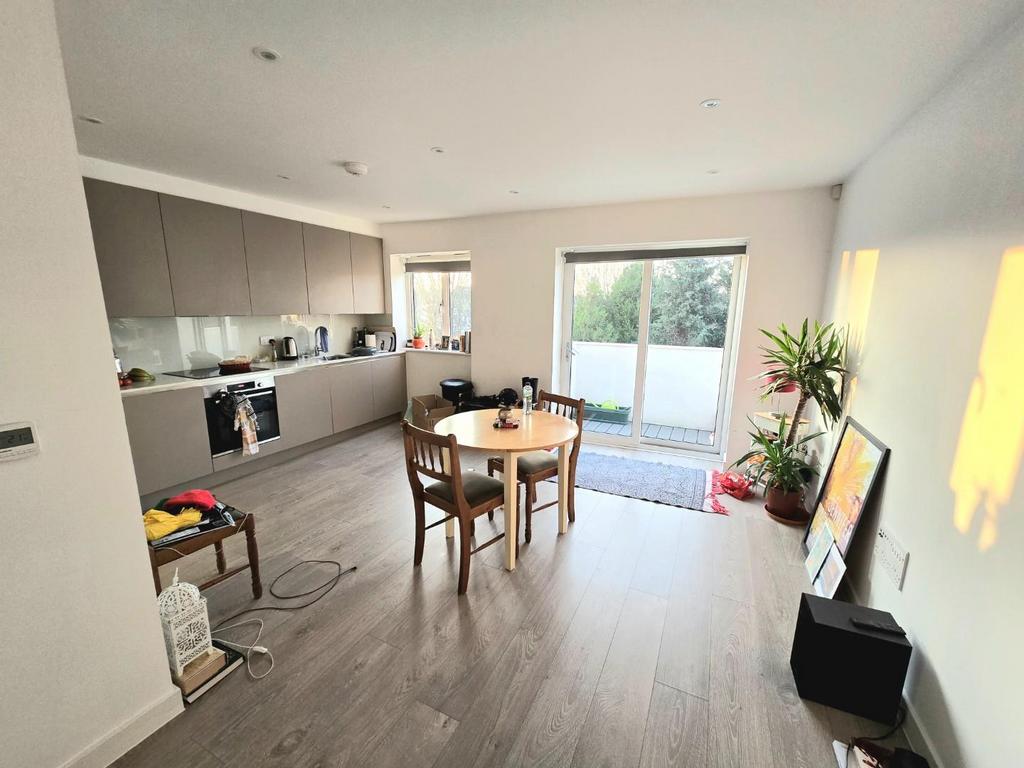 Brixton Hill, London, SW2 2 bed apartment - £2,000 pcm (£462 pw)