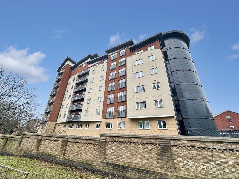 Aspects Court, Slough 2 bed flat - £1,500 pcm (£346 pw)