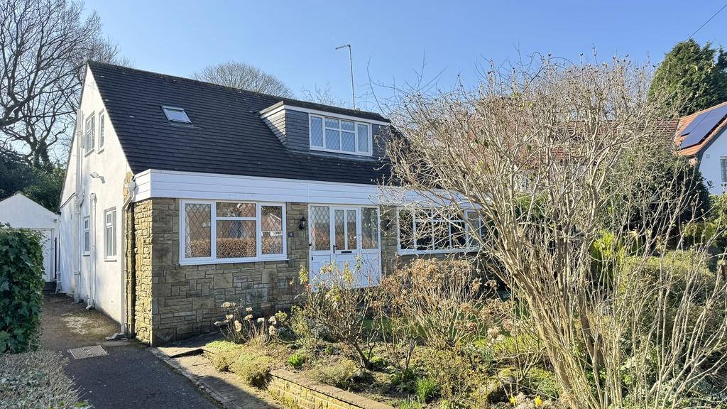 Harrowby Crescent, West Park, Leeds... 4 bed detached house - £624,950