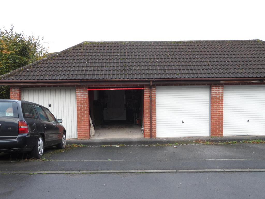 Barrington Close, Taunton 3 bed semi-detached house - £1,250 pcm (£288 pw)