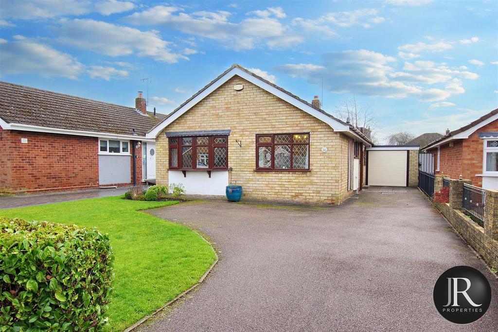 Tithebarn Road, Rugeley WS15 3 bed detached bungalow - £349,950