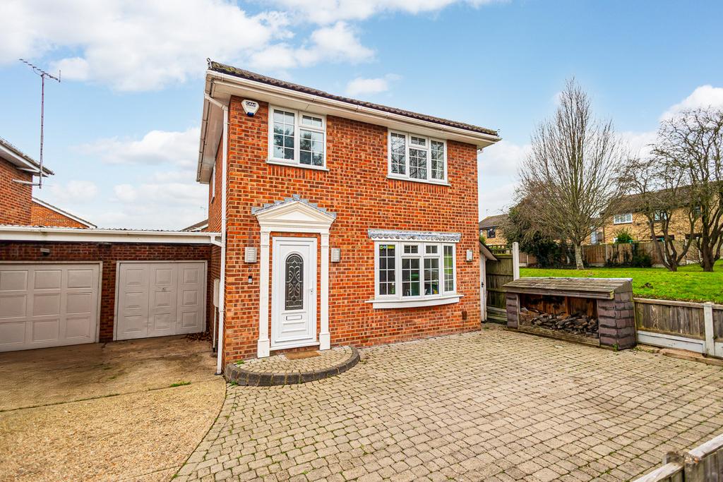Repton Grove, Southend-on-sea, SS2 3 bed detached house - £400,000