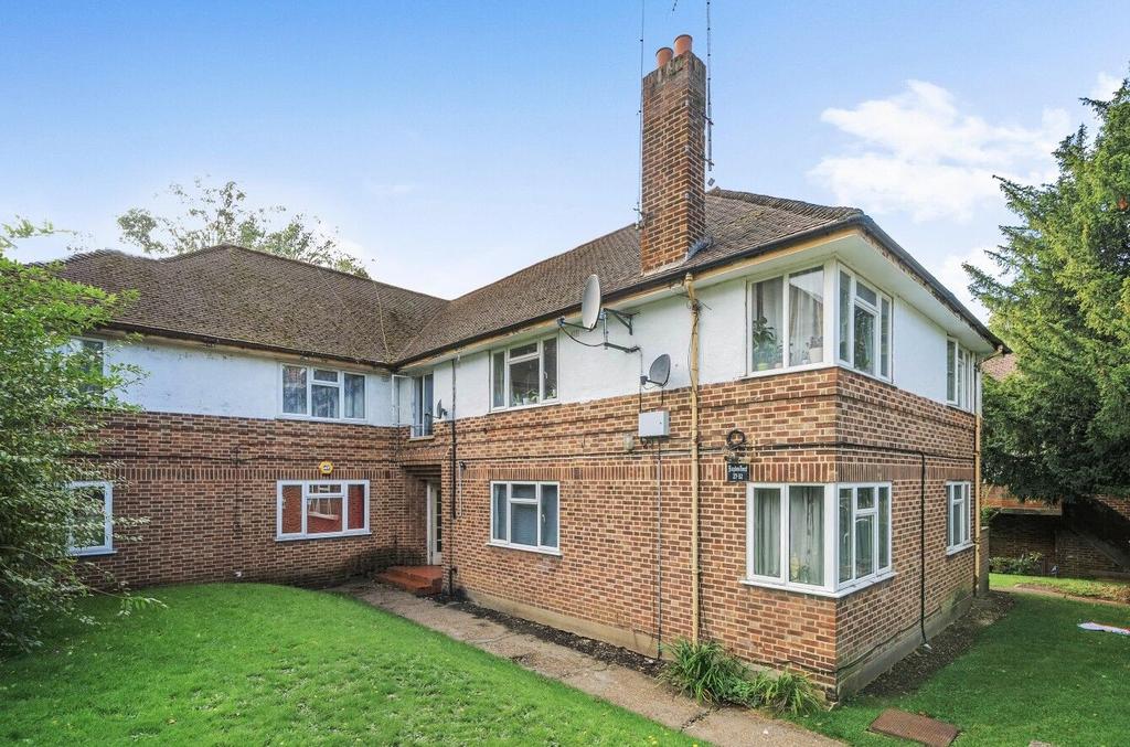 Haydon Close, London NW9 2 bed flat - £1,700 pcm (£392 pw)