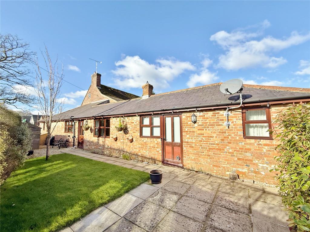 Edmondsham Road, Verwood, Dorset, BH31 2 bed bungalow - £400,000