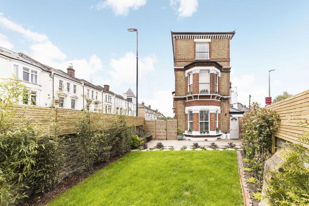 Battersea Rise, London SW11 Studio - £1,800 pcm (£415 pw)
