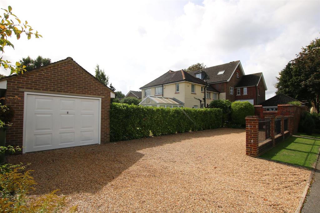 Fay Road, Horsham 3 bed house - £2,100 pcm (£485 pw)