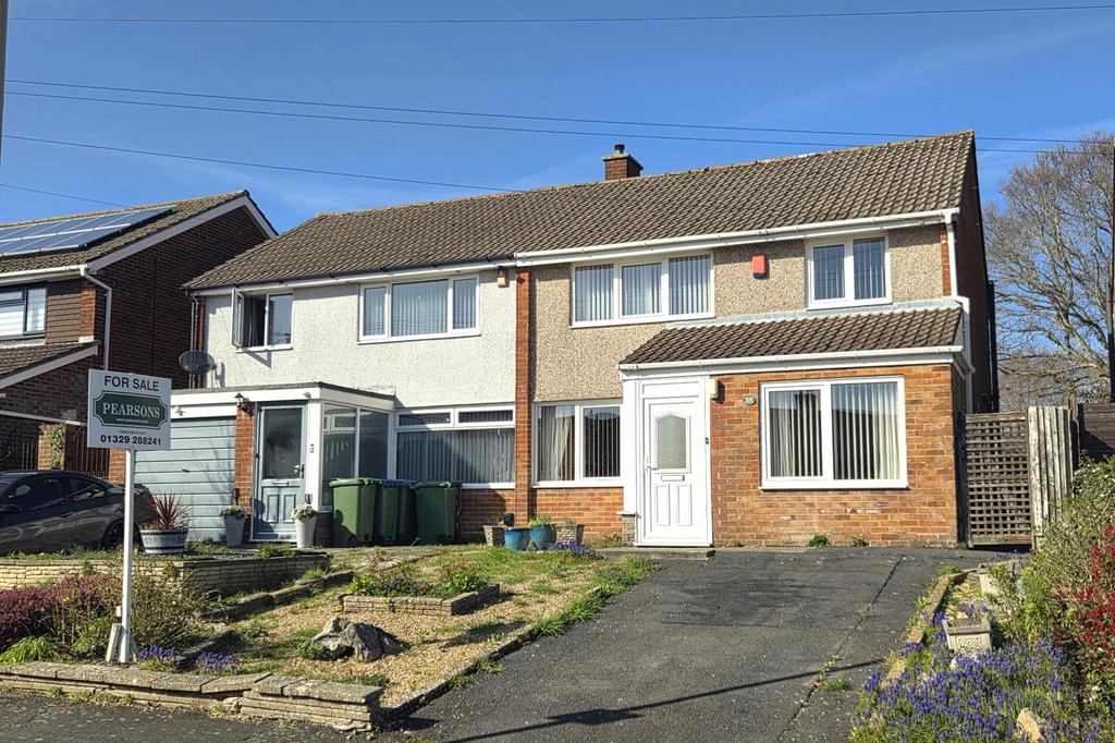 SOMERVELL DRIVE, FAREHAM. GUIDE PRICE... 3 bed semi-detached house for ...