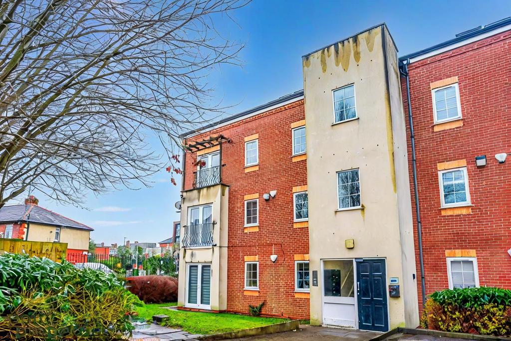 Leigh, Manchester WN7 2 bed flat for sale - £92,000