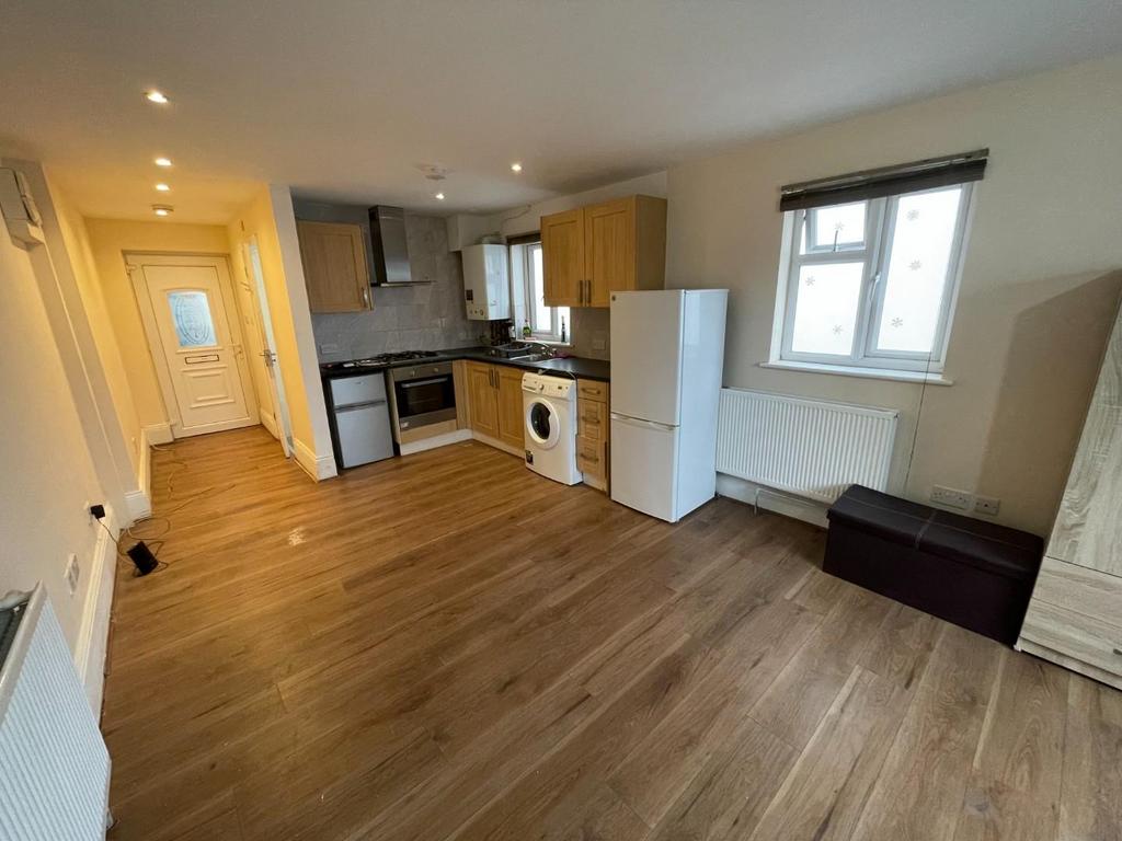 St. Albans Road, Watford WD24 Studio to rent - £1,000 pcm (£231 pw)