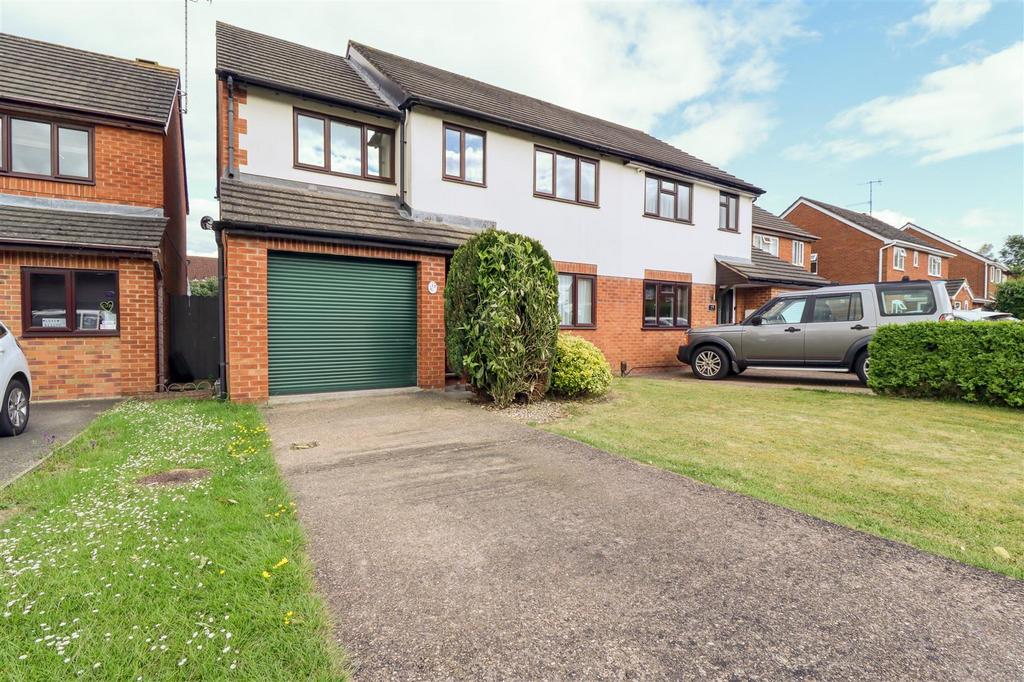St. Michaels Close, Evesham 4 bed semi-detached house - £1,400 pcm (£ ...