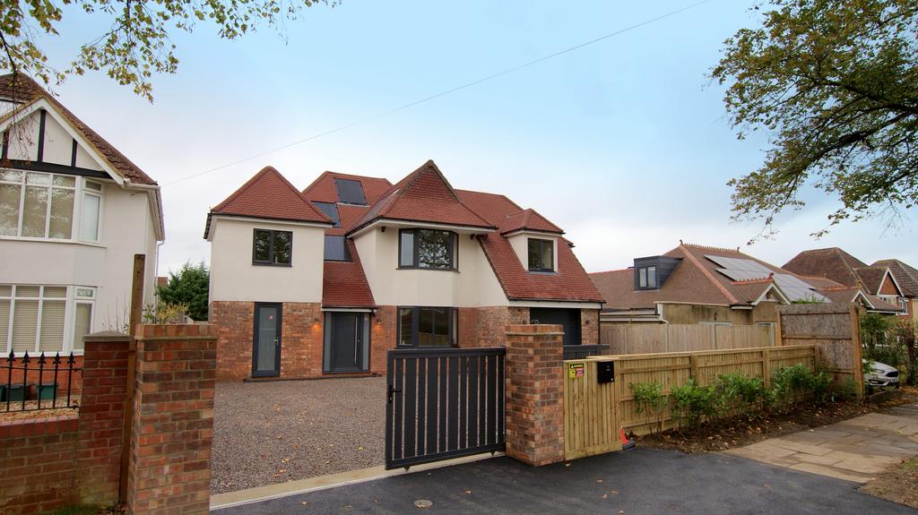 Close to GCHQ 4 bed detached house - £2,450 pcm (£565 pw)