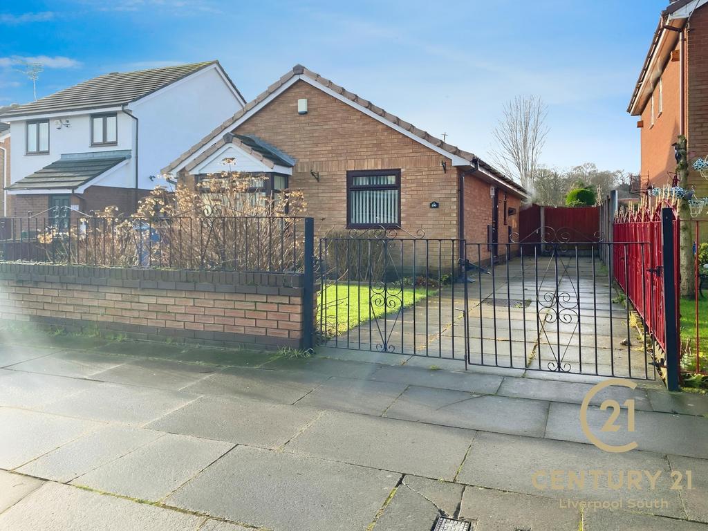 Hunts Cross Avenue, Woolton 2 bed detached bungalow for sale - £325,000