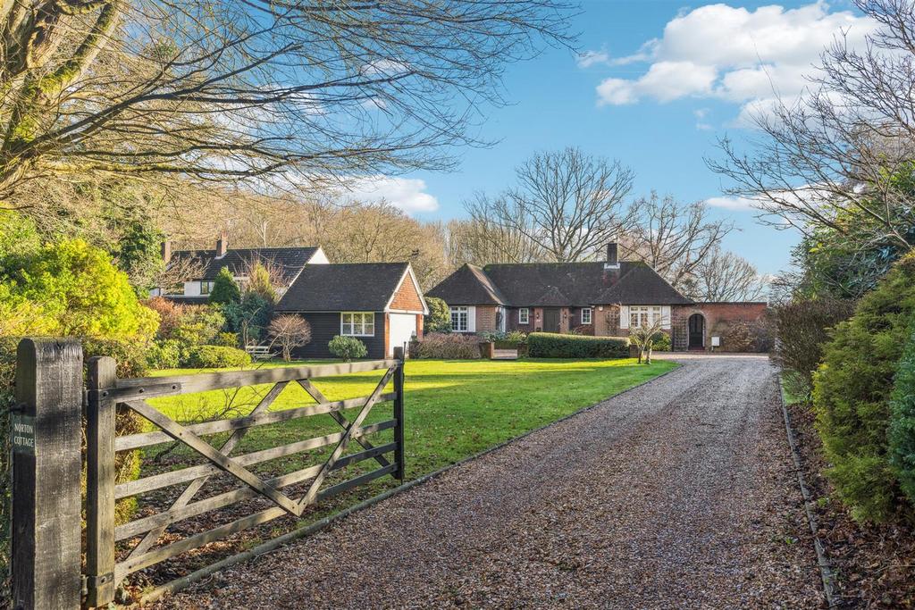 Stoney Lane, Bovingdon, Hemel Hempstead 3 bed detached house for sale ...