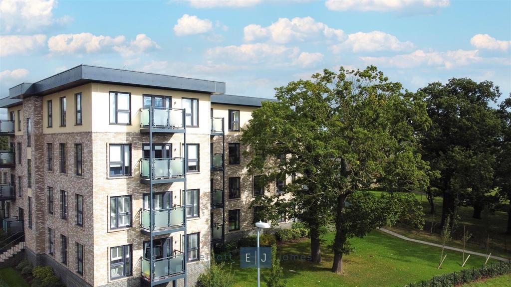 Luna Court, Loughton IG10 2 bed apartment - £465,000