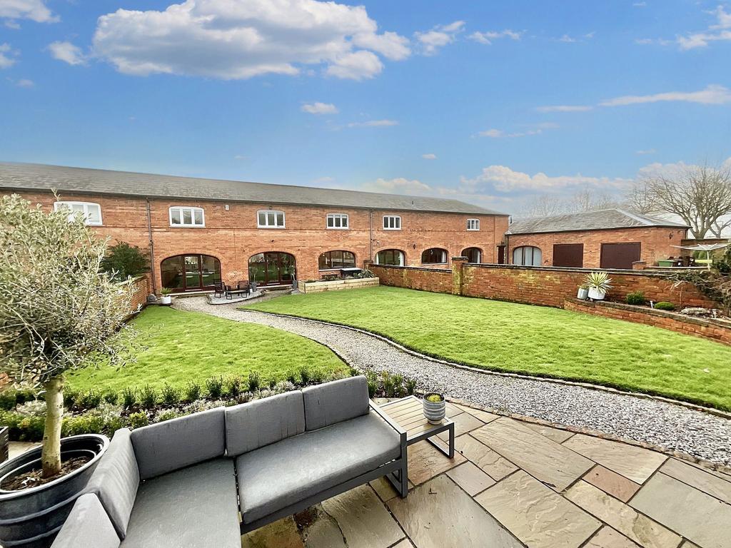 Tixall Court, Tixall, ST18 4 bed barn conversion for sale - £465,000