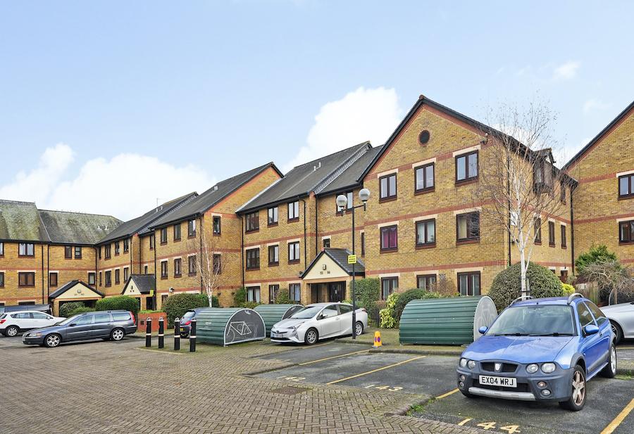 Riverside Close, London, E5 2 bed flat - £2,100 pcm (£485 pw)