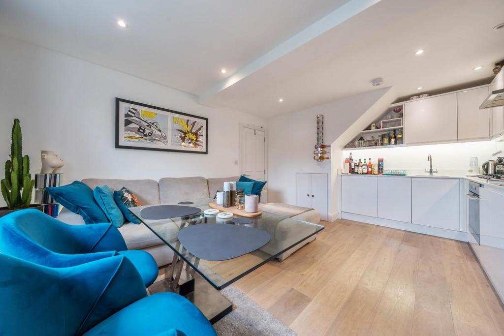 Trinity Road, Balham, London, SW17 2 bed flat - £600,000
