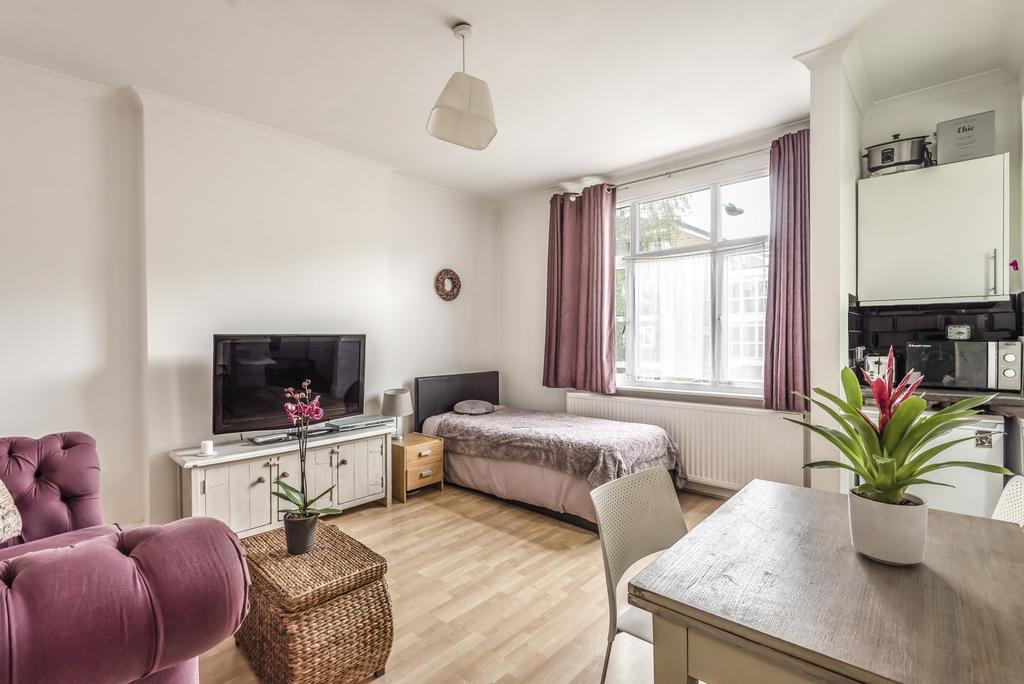 103 King Charles Road, Surbiton, KT5 1 bed flat - £1,300 pcm (£300 pw)
