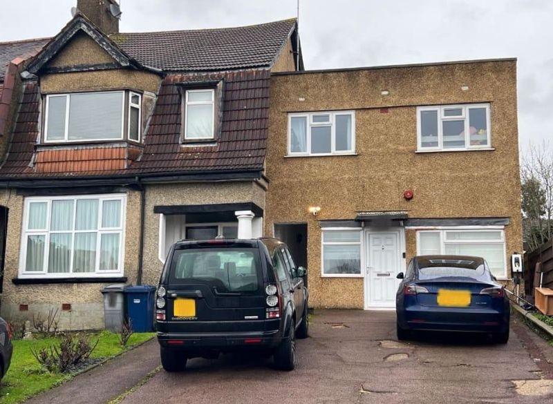 Hale Lane, London NW7 3 bed property - £2,400 pcm (£554 pw)
