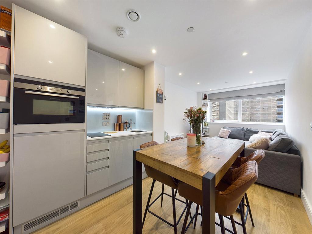 South Street, Romford RM1 1 bed flat for sale - £235,000