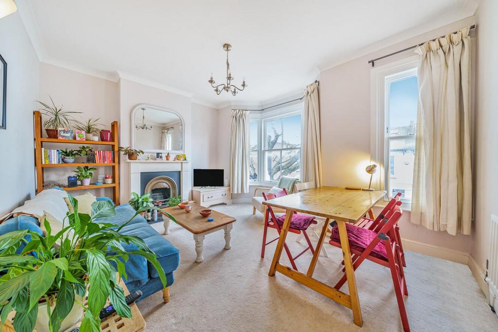 Eversleigh Road, Battersea, London, SW11 2 bed flat for sale - £500,000