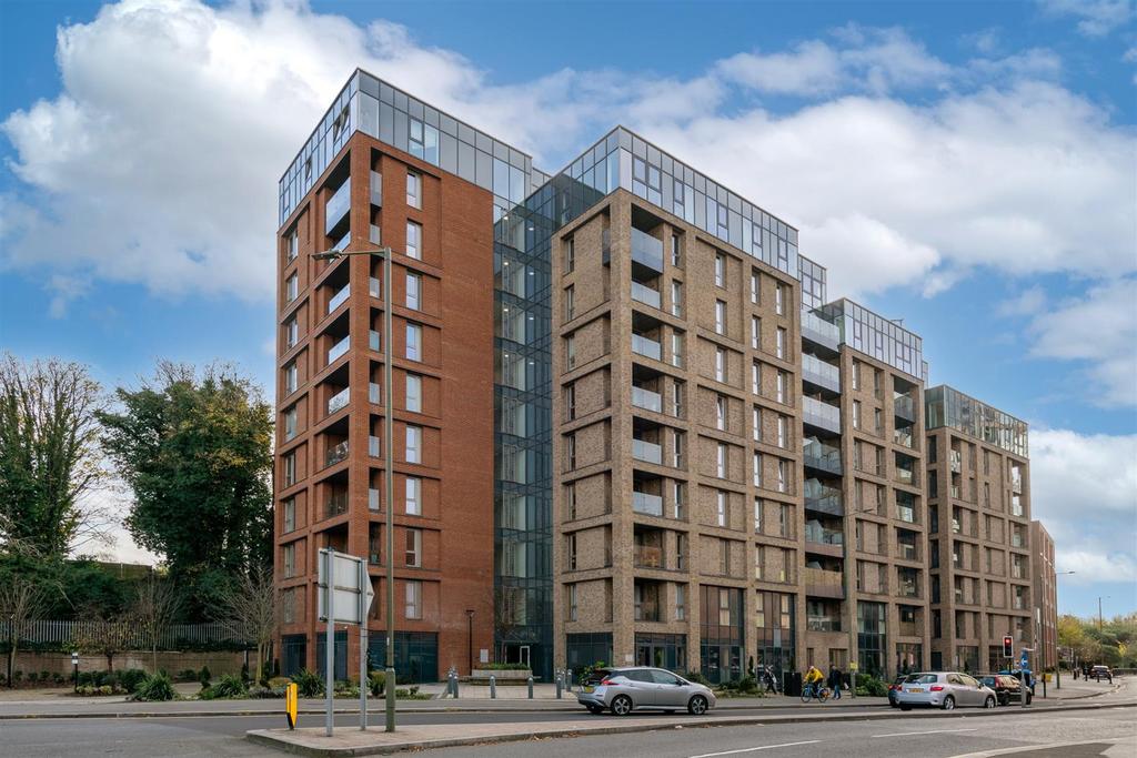 Marketfield Way, Redhill 2 bed flat for sale - £410,000