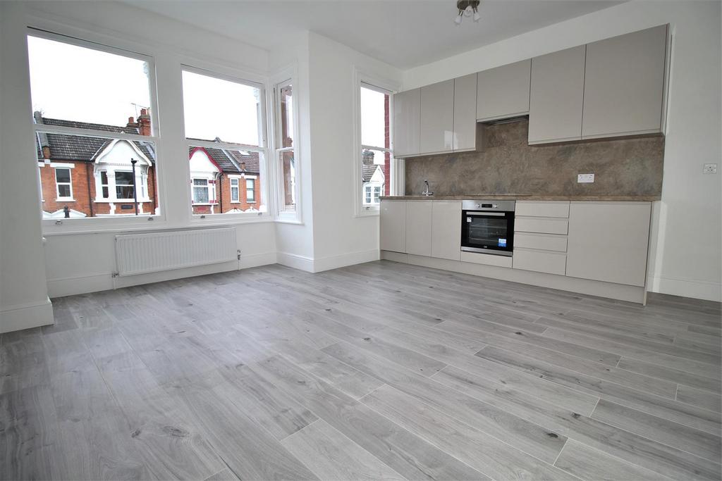 St. Johns Avenue, London NW10 4 bed flat - £2,500 pcm (£577 pw)