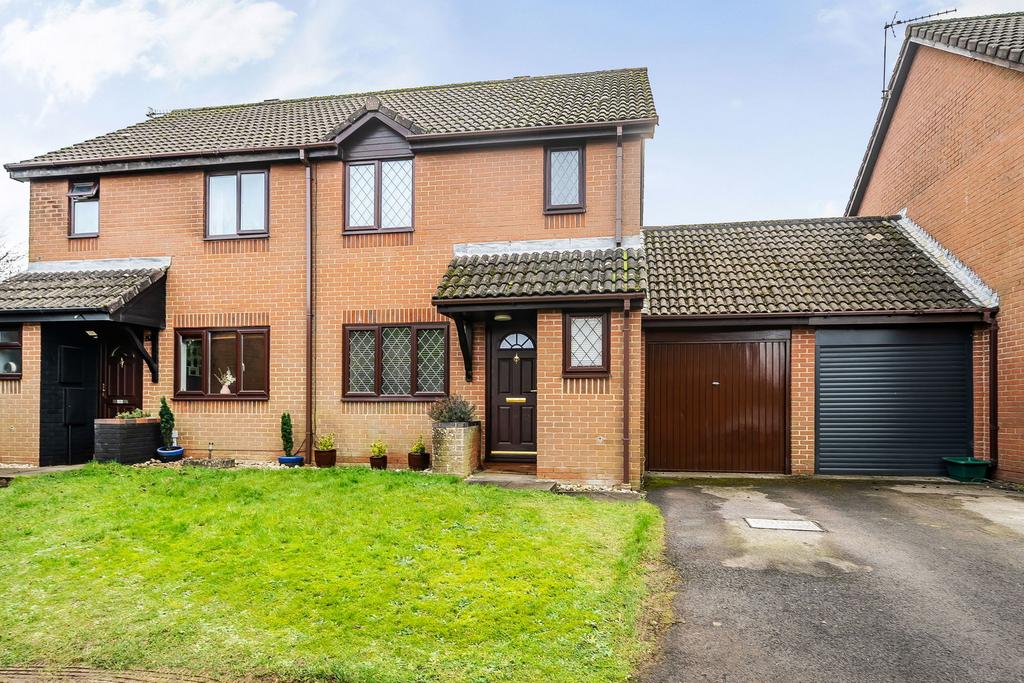 Eton Close, Hatch Warren 3 bed link detached house for sale - £375,000