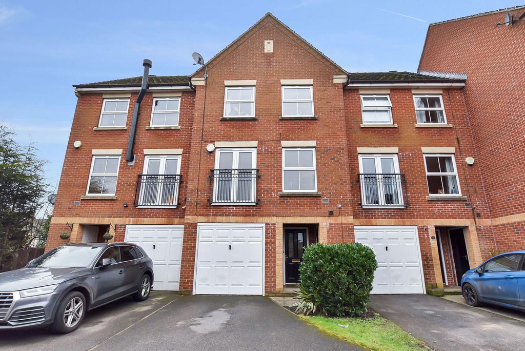 Glebe Court, Leeds LS26 4 bed townhouse for sale - £265,000