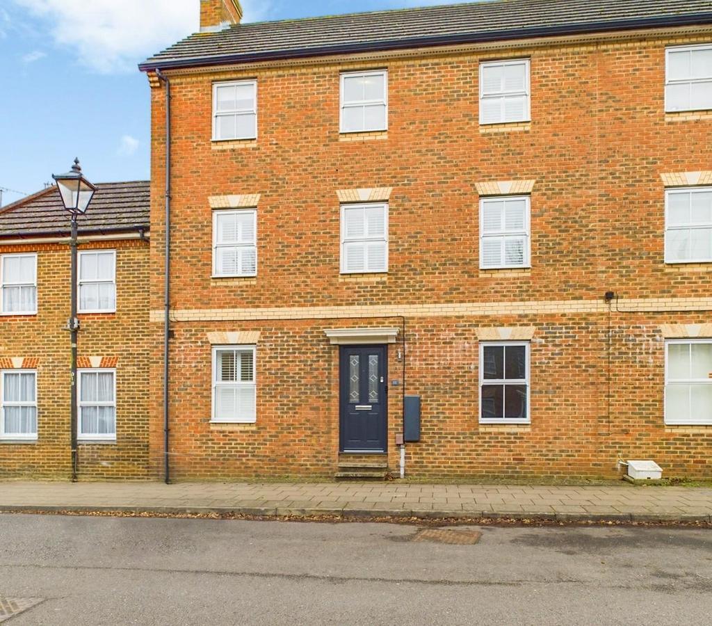 Queensgate, Aylesbury HP19 3 bed semi-detached house for sale - £465,000