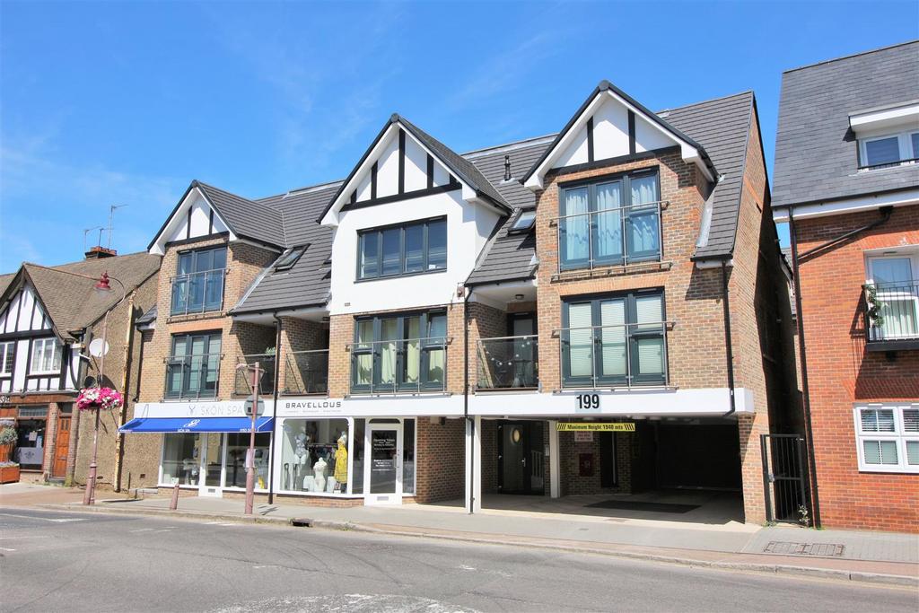 Watling Street, Radlett... 3 bed apartment to rent - £2,000 pcm (£462 pw)