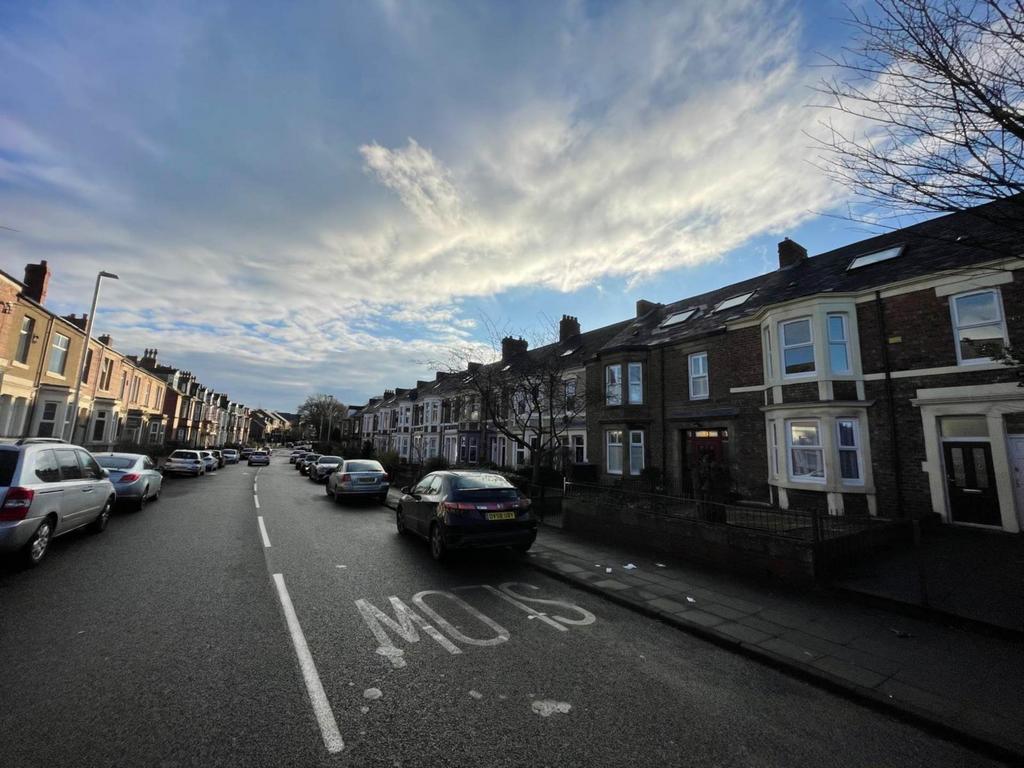 Avenue Road, Gateshead NE8 4 bed maisonette - £845 pcm (£195 pw)