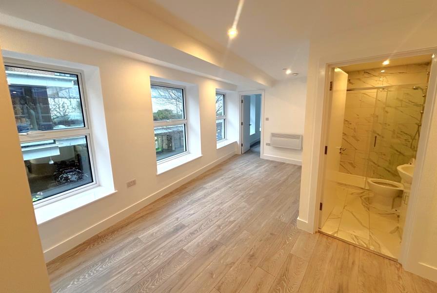 22 Commercial Way, Woking GU21 1 bed flat - £1,250 pcm (£288 pw)