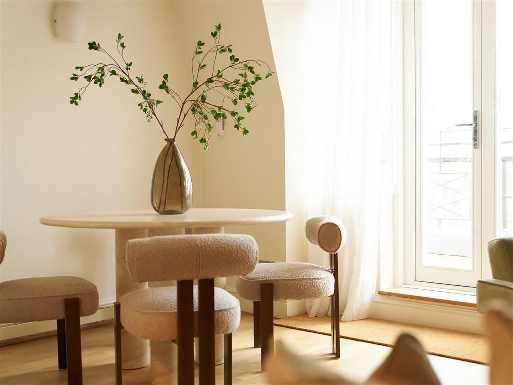 Randolph Avenue, Little Venice 3 bed flat - £20,475 pcm (£4,725 pw)