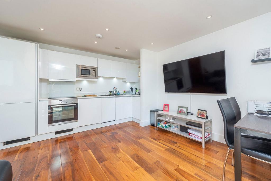 Flower Lane, London NW7 2 bed flat - £475,000