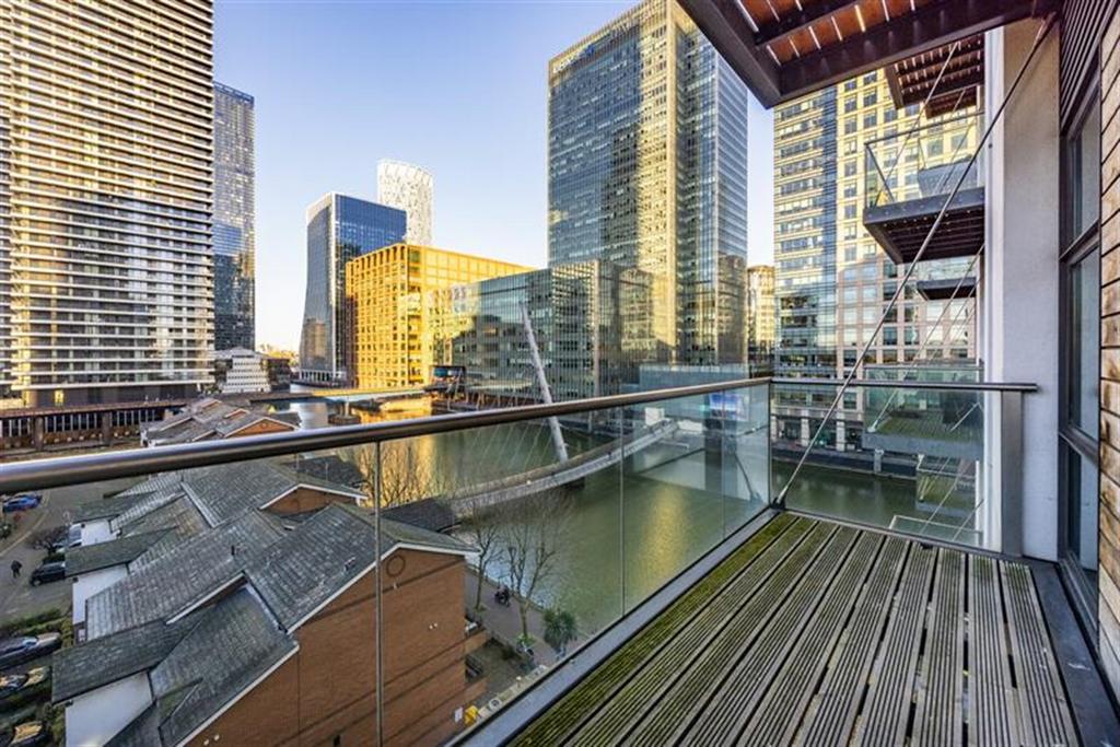 Discovery Dock Apartments West, E14 2 bed flat - £2,950 pcm (£681 pw)