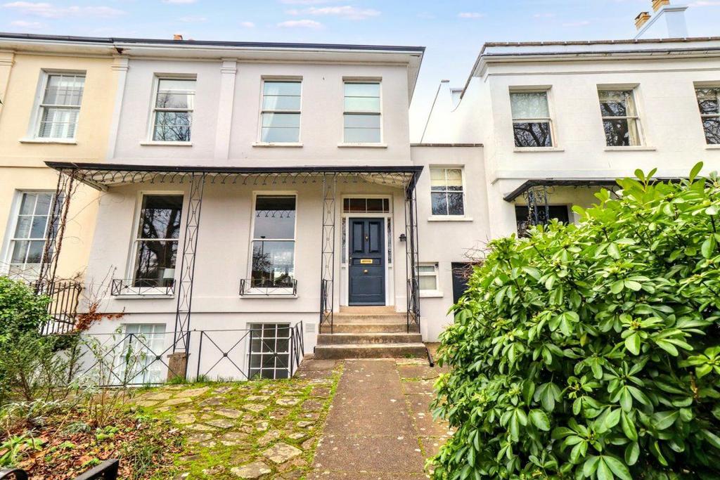 Pittville GL52 2DA 2 bed flat - £1,150 pcm (£265 pw)