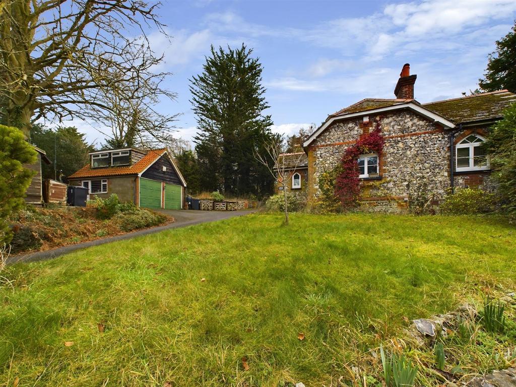 Coulsdon Road, Coulsdon CR5 3 bed detached bungalow for sale - £650,000
