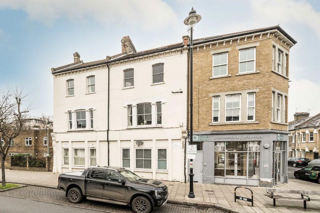 St. John's Hill, London SW11 2 bed flat for sale - £600,000