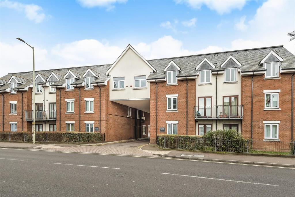 Sanders Place, Hitchin SG4 2 bed flat - £1,350 pcm (£312 pw)