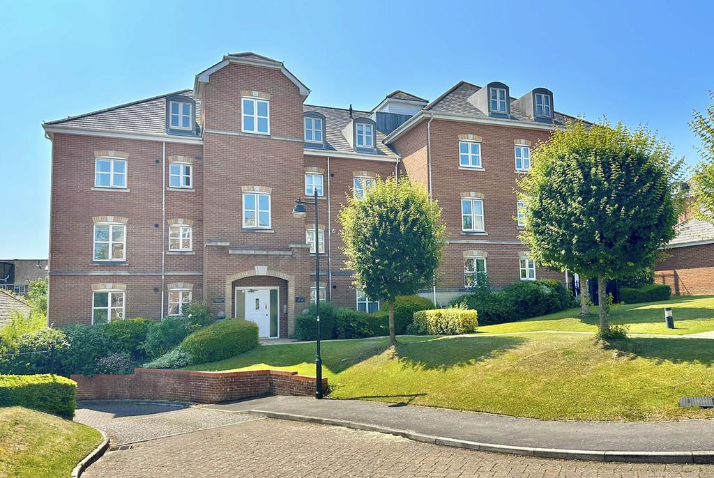 Dorchester House, Lymington SO41 2 bed apartment - £280,000