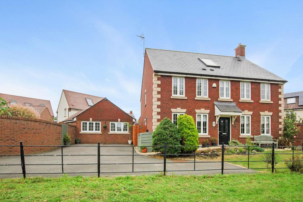 Shorn Brook Close, Gloucester GL2 4 bed detached house - £600,000