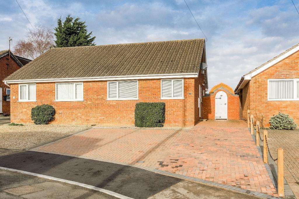 Rothwell, Kettering NN14 2 bed semi-detached bungalow for sale - £265,000