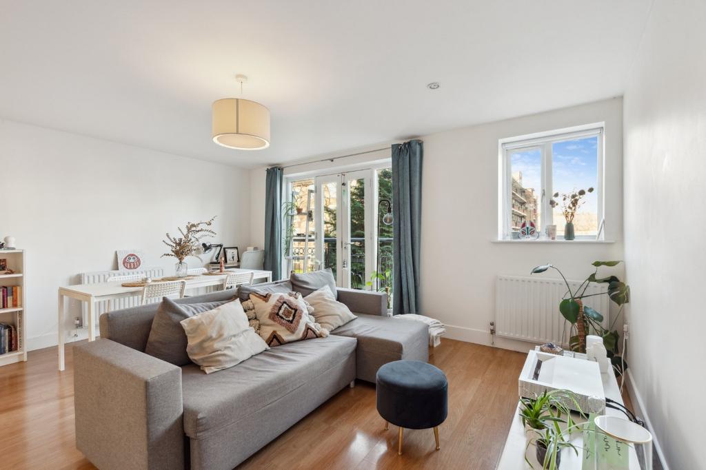 Larkhall Lane, London SW4 2 bed flat to rent - £2,250 pcm (£519 pw)