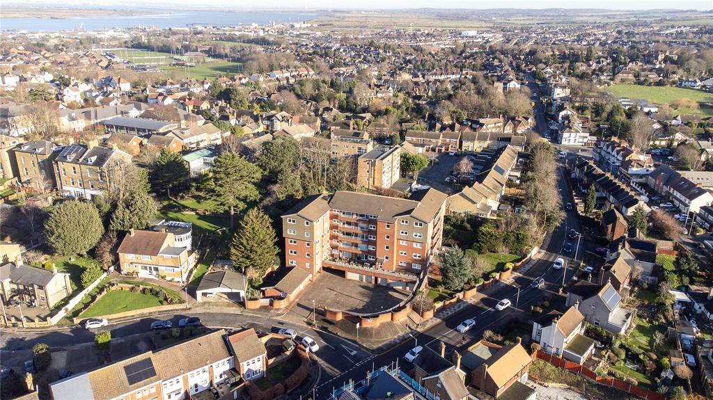 Spring Grove, Gravesend, Kent, DA12 2 bed flat for sale - £260,000